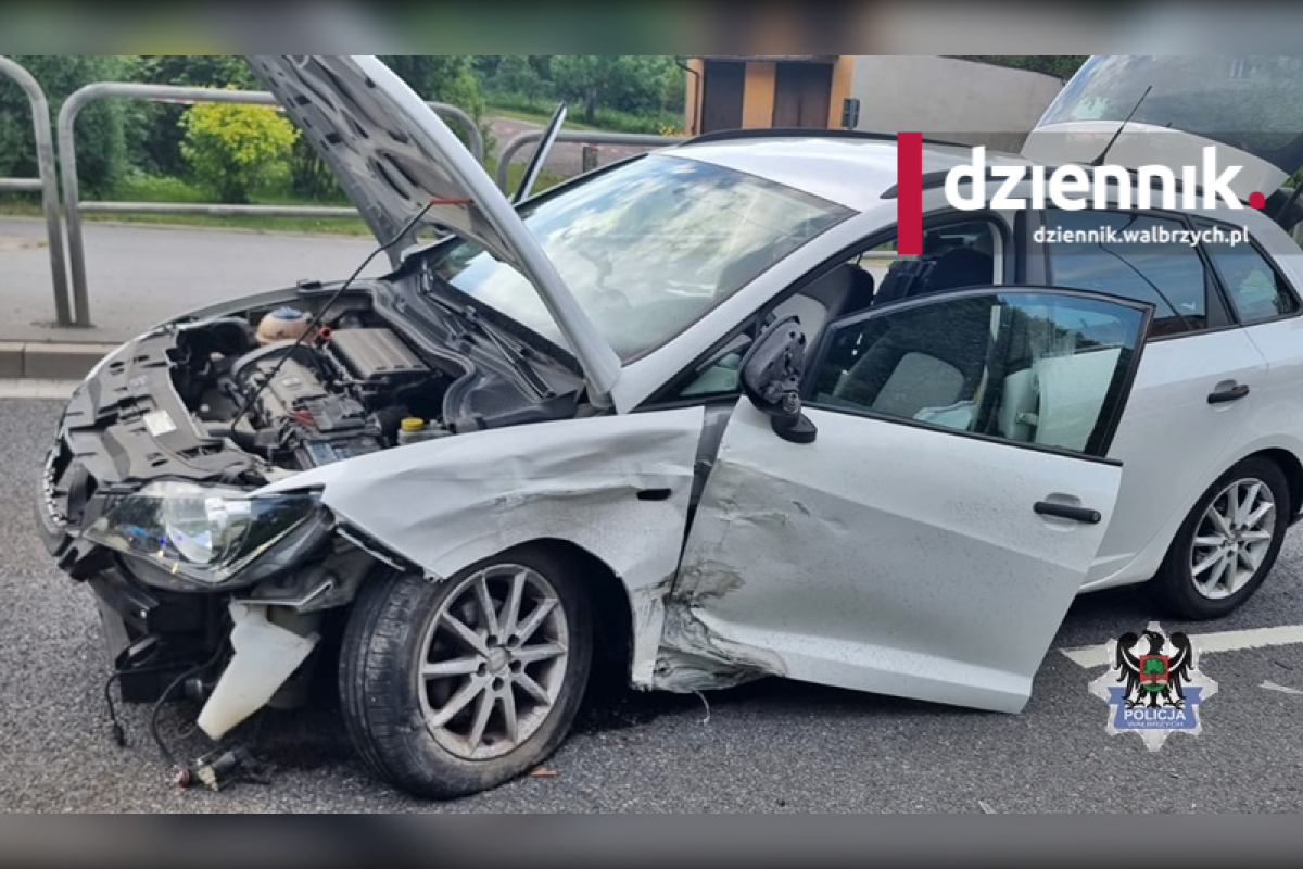 Dwa rozbite auta na Kamienieckiej w Wałbrzychu. Wiemy, jak doszło do ...
